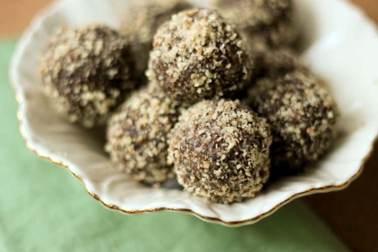 Fig Balls (or Bars) - Easy Dried Fig recipe (vegan, gluten free)