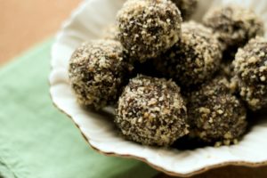 Fig Balls (or Bars) - Easy Dried Fig recipe (vegan, gluten free)